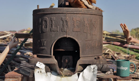 How to Make Cane Syrup: From Juicing to Boiling to Jarring Syrup | The ...